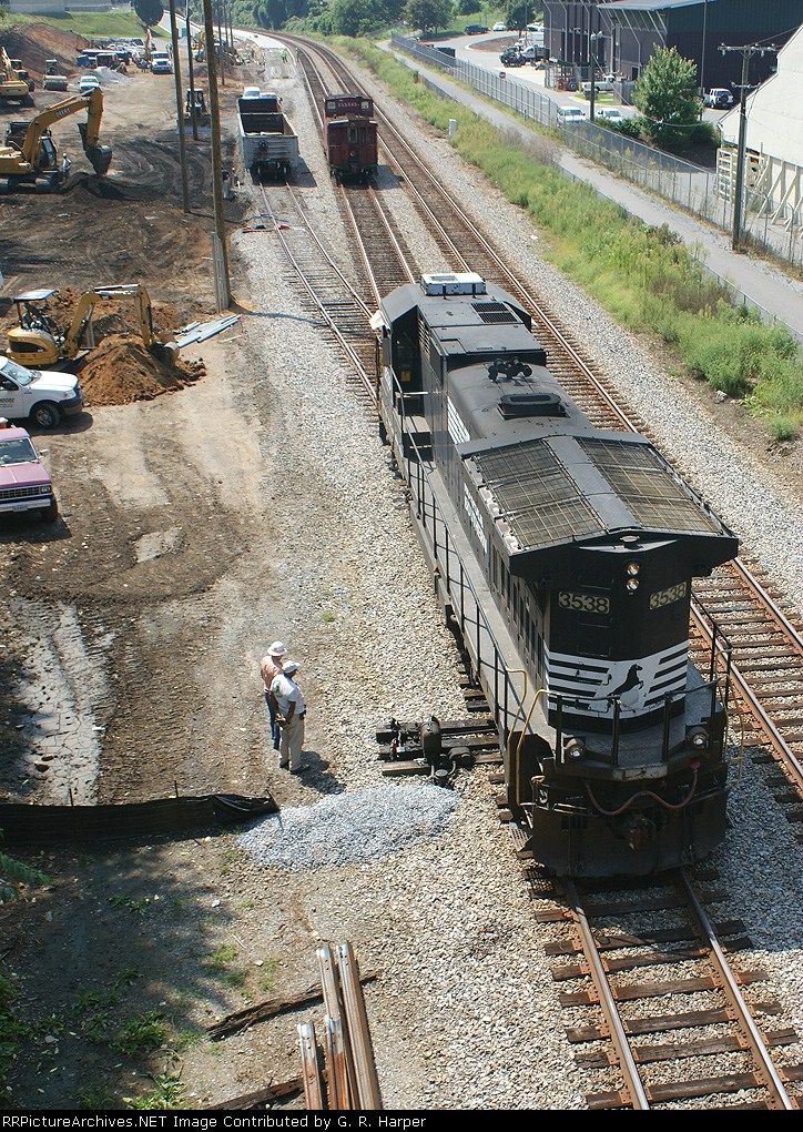 78 - Lynchburg (Montview) yard job prepares to take two gons out of the KEmper Street storage track